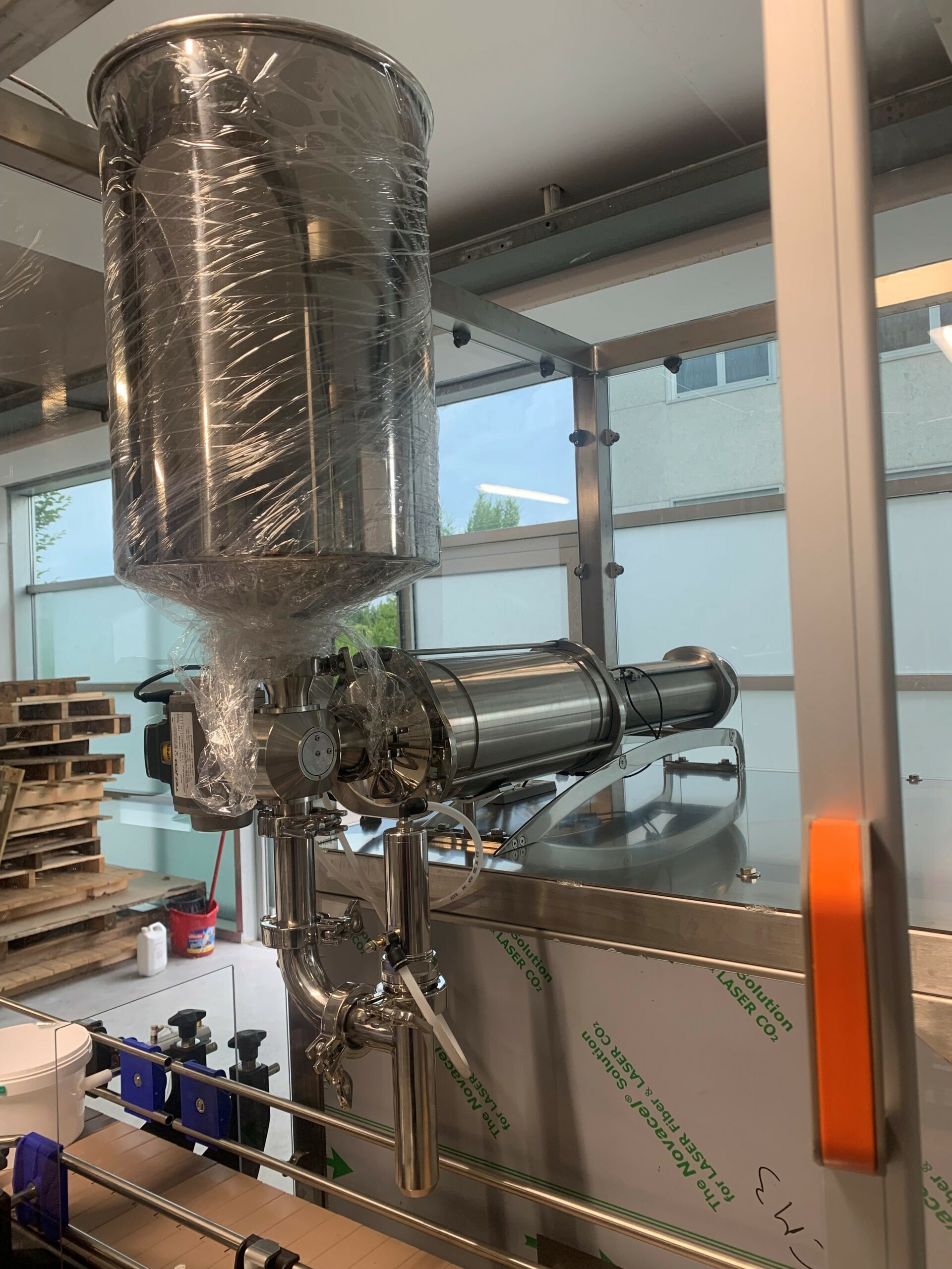 Filling, heat-sealing and capping line for canned food - CM3 Engineering