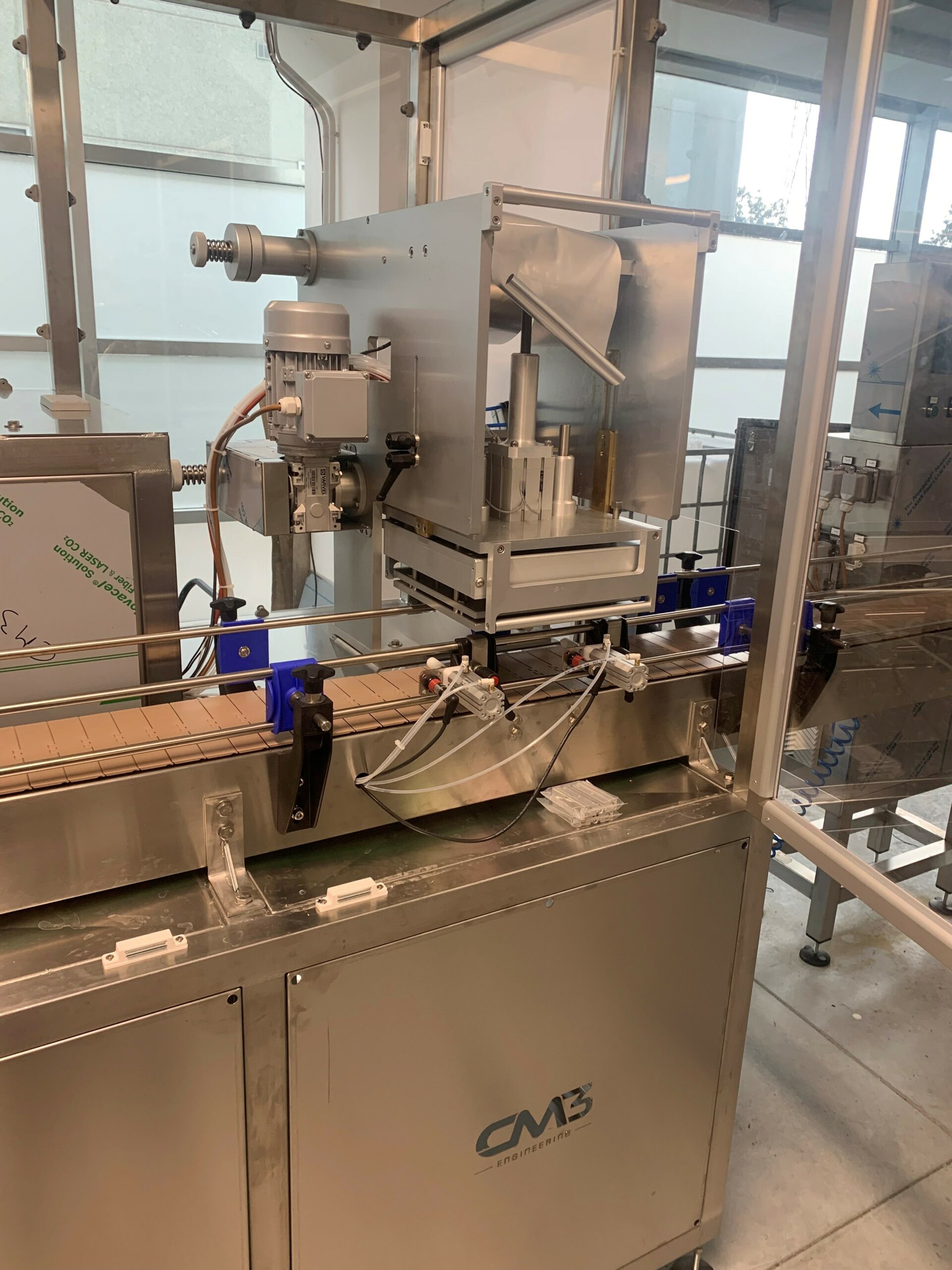 Filling, heat-sealing and capping line for canned food - CM3 Engineering