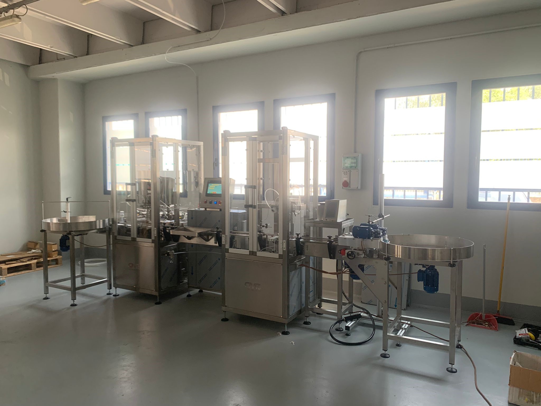 Cosmetic dosing and capping line with integrated expiry lot marker - CM3 Engineering