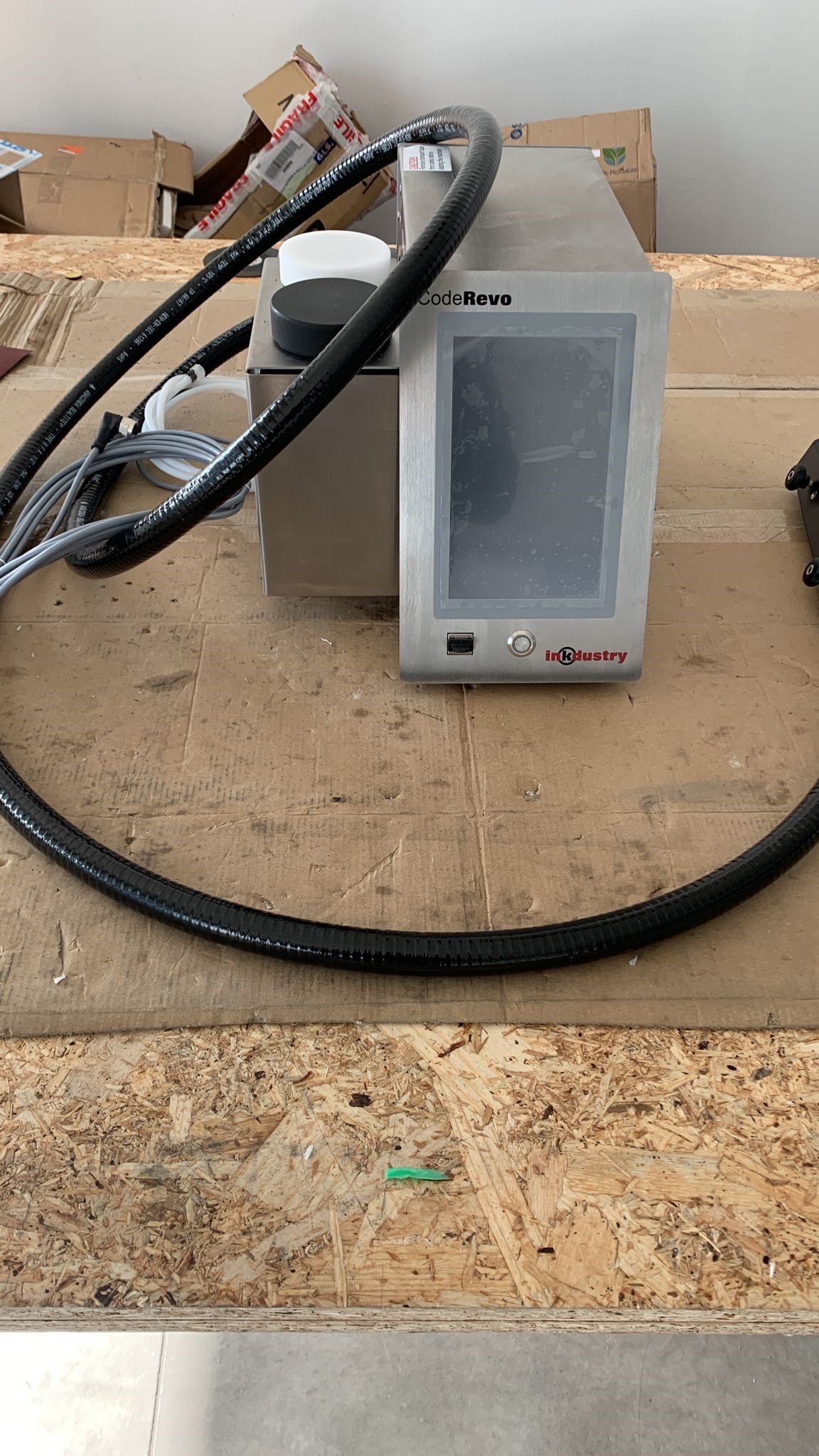 Cosmetic dosing and capping line with integrated expiry lot marker - CM3 Engineering